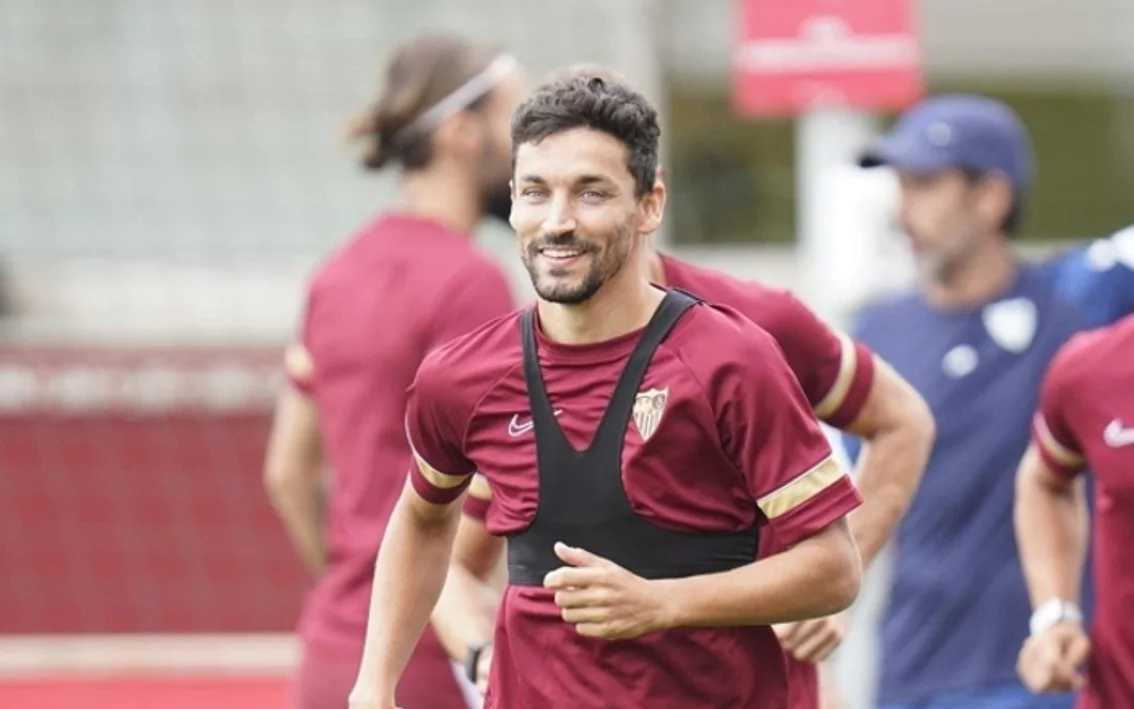 Fernando, Navas, Koundé, En-Nesyri, Munir y Bono con el grupo. Diego ...