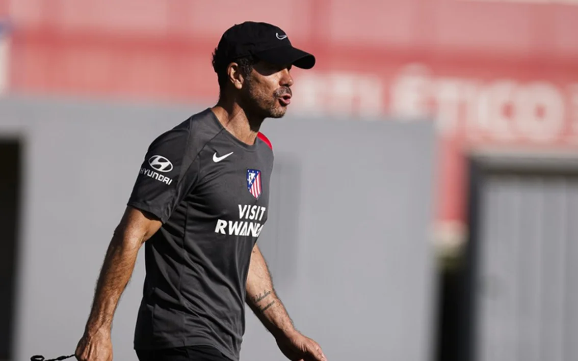 Sorloth se retira por un golpe y Simeone ensaya once con Hancko ...