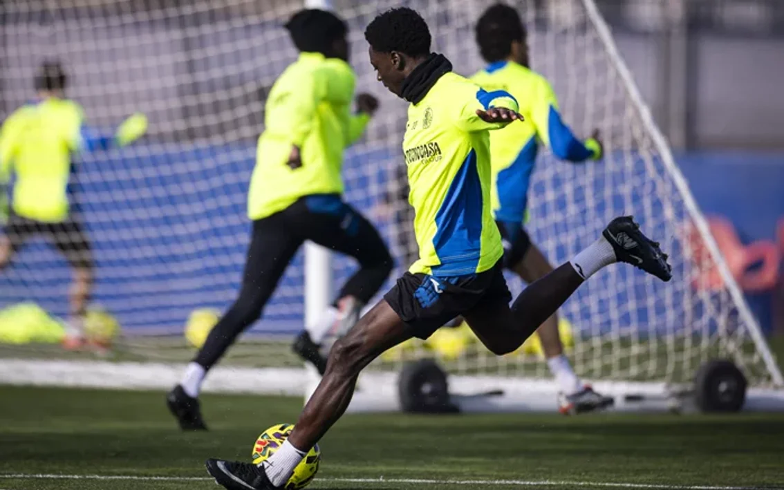 Coba se incorpora al grupo y aligera la enfermería - FútbolFantasy