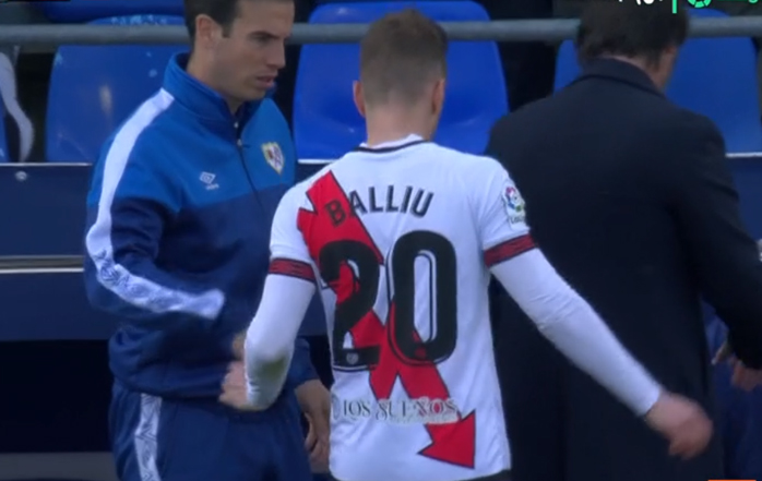 Iván Balliu pide el cambio por molestias en el muslo - FútbolFantasy