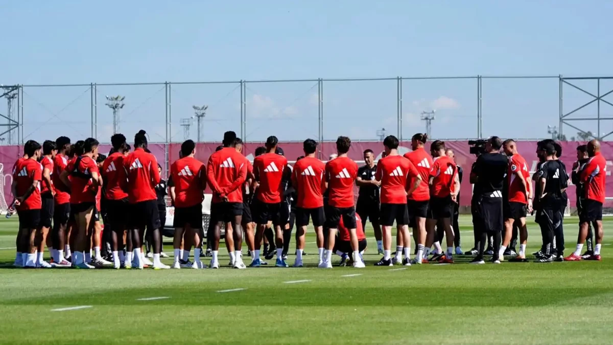 Sesión de recuperación del Sevilla pendientes de Isaac Romero ...